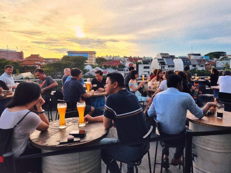 7 rooftop bars in Singapore for drinks and scenic views | HungryGoWhere