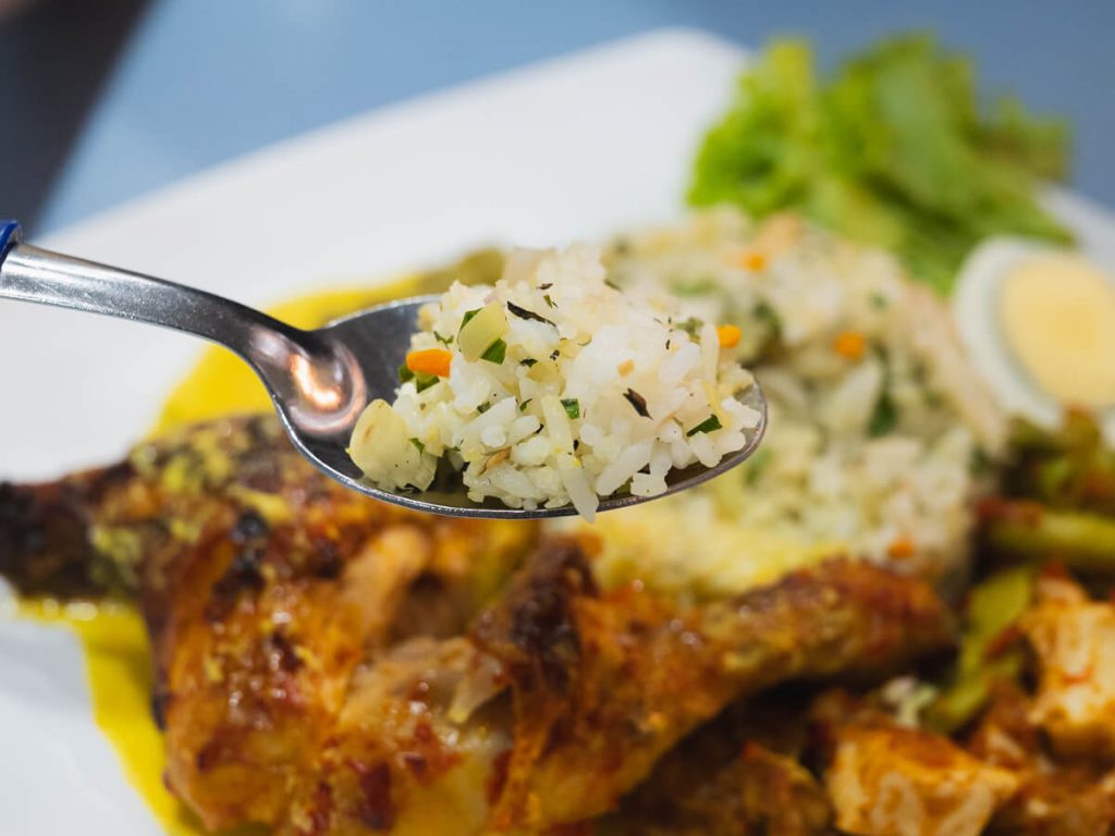 The Little Red Hen : Hawker serves up healthy nasi ulam | HungryGoWhere